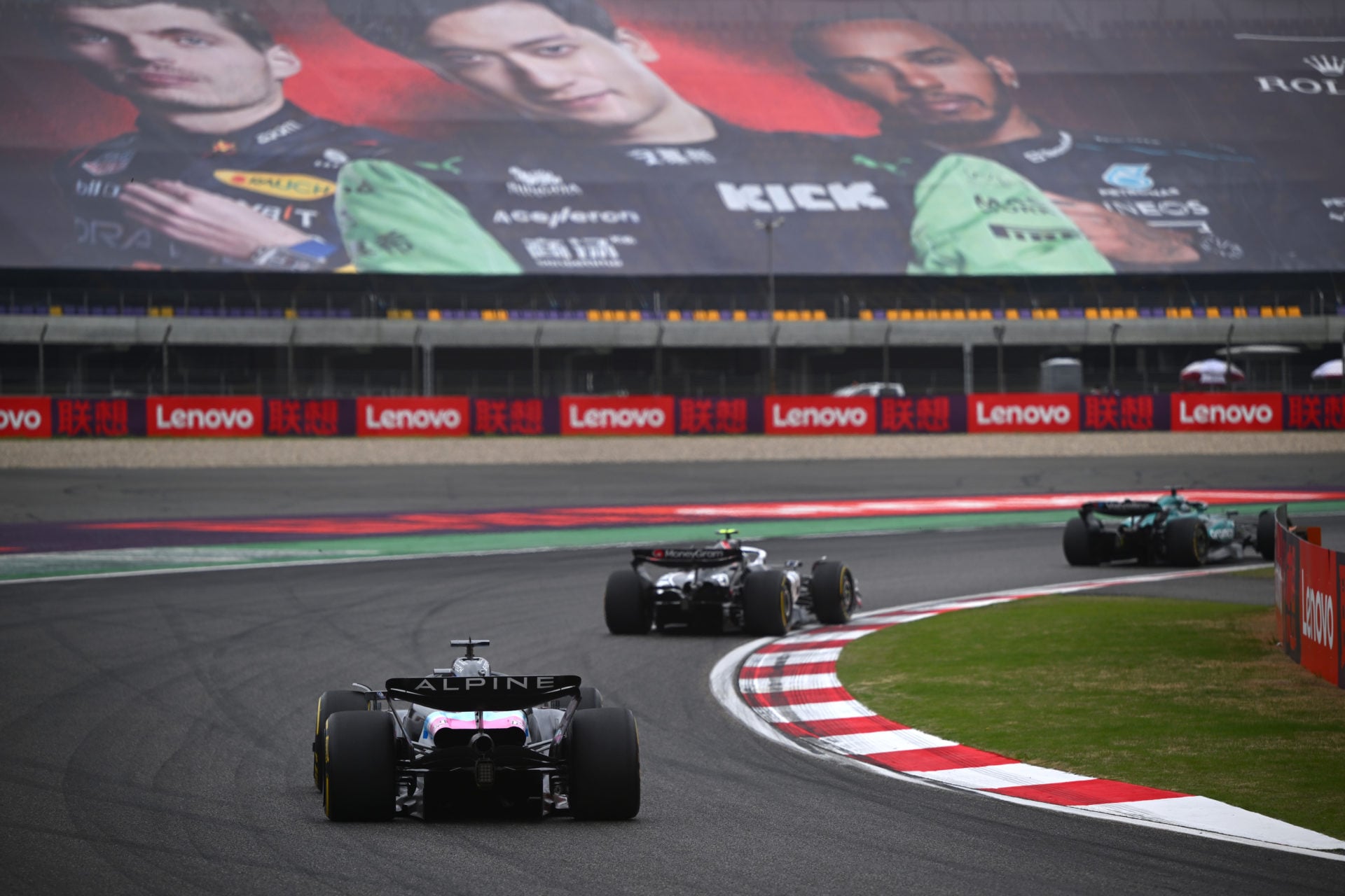 ‘Fantastic’ Formula 1 star about to sign ‘long-term’ deal with rival ...